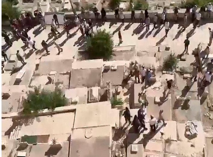 Des colons profanent des tombes au cimetière de Bab al-Rahma - La ...